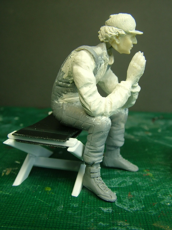 senna figure seated 078 - Pauls (Mini) Art